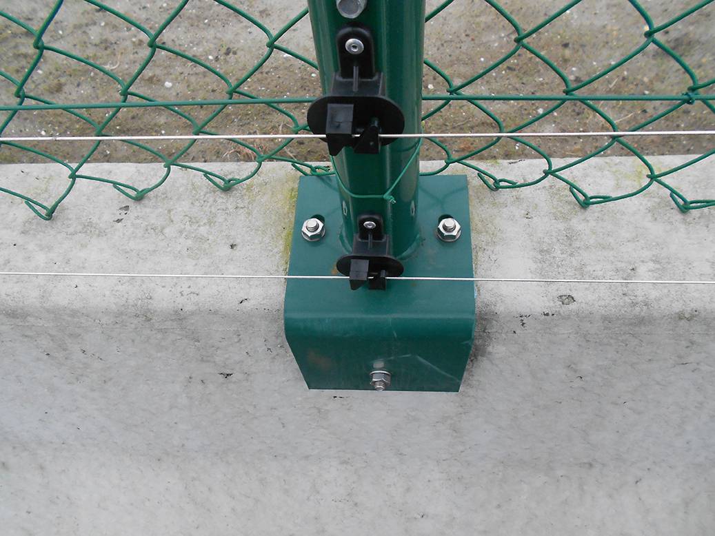 Draadafsluiting met betonplaat of bovenbuis plaatsen ...