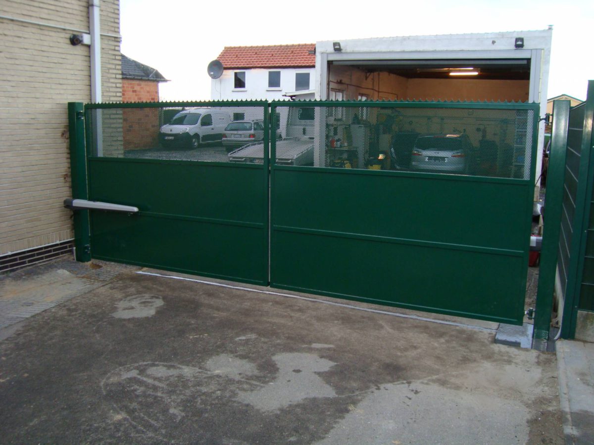 Industriele draaipoort | BM Technics | Automatisering poorten ...